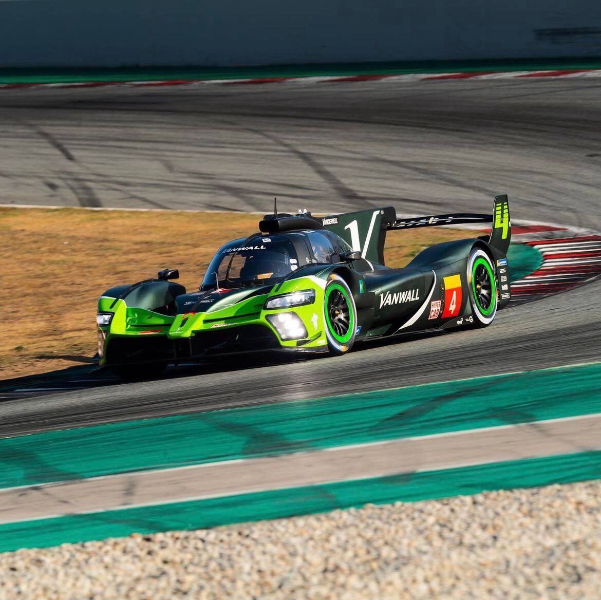 Jacques Villeneuve vise un volant à temps plein | JDM