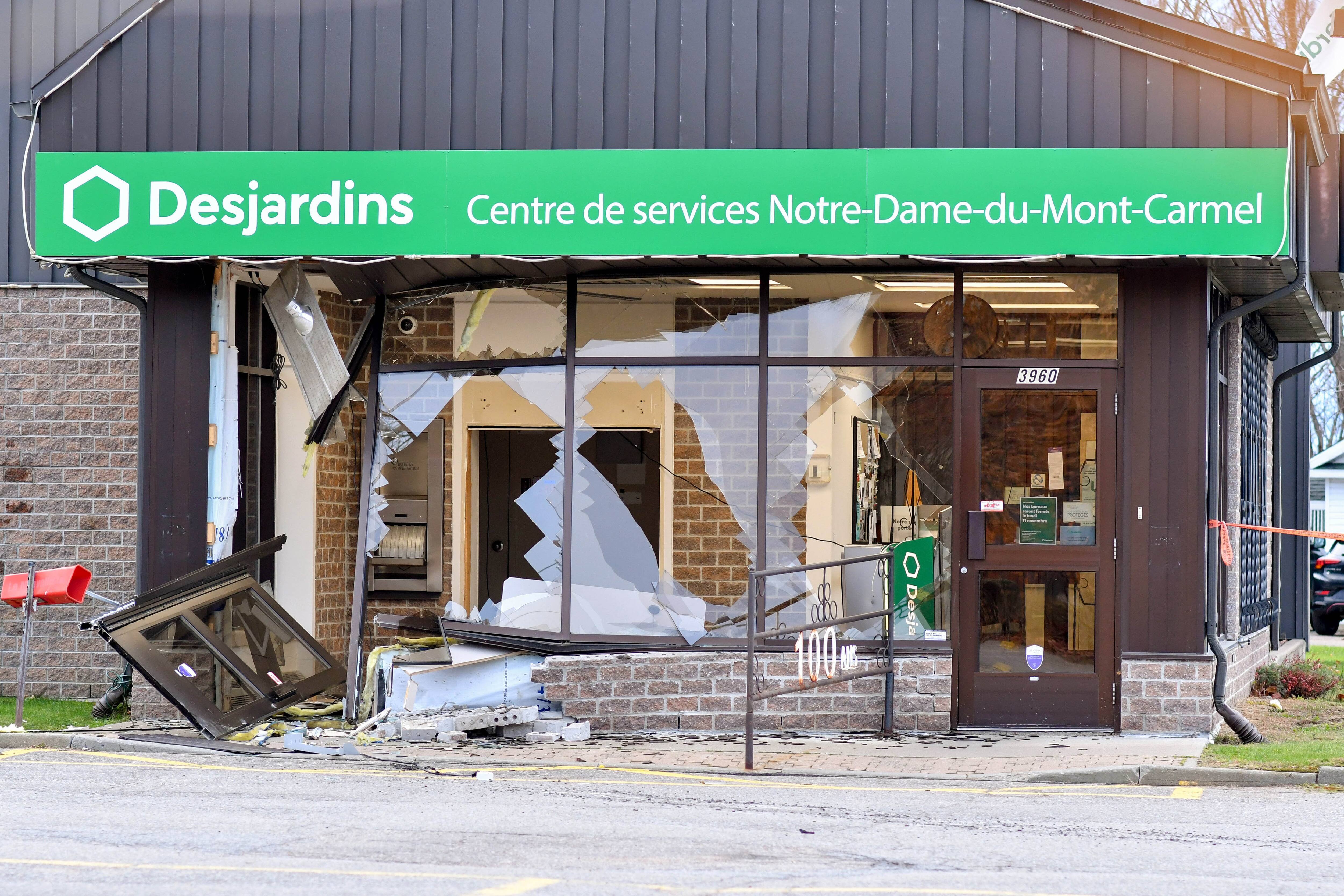 [EN IMAGES] Vol spectaculaire: un guichet automatique extirpé d’une ...