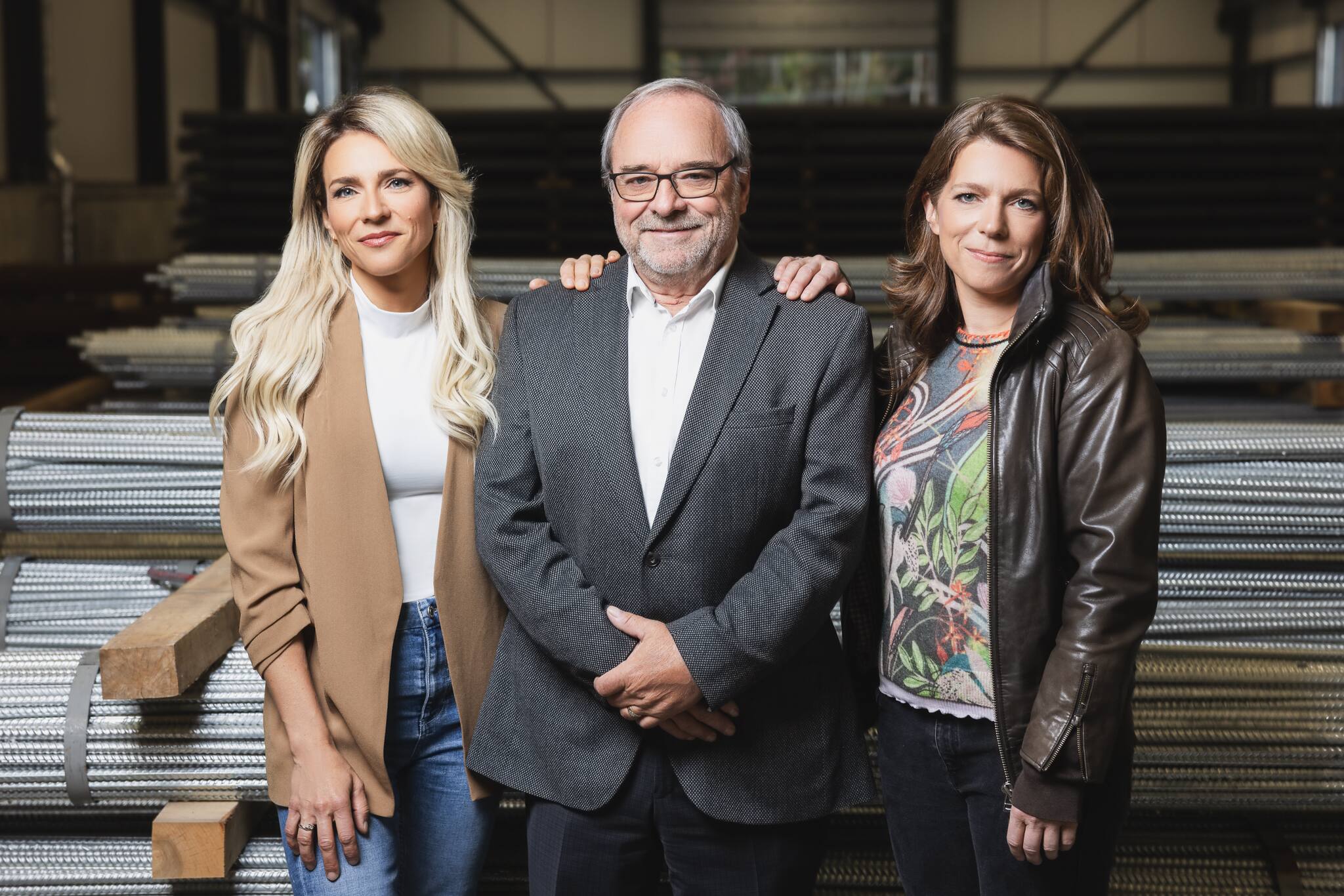 Deux femmes d’affaires prêtes pour la construction du nouveau pont de l ...