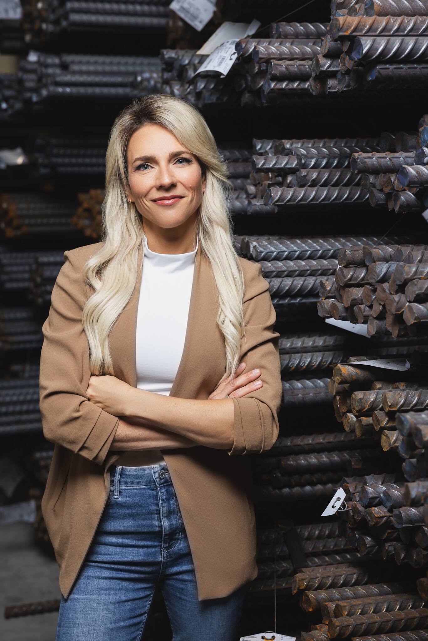 Deux femmes d’affaires prêtes pour la construction du nouveau pont de l ...