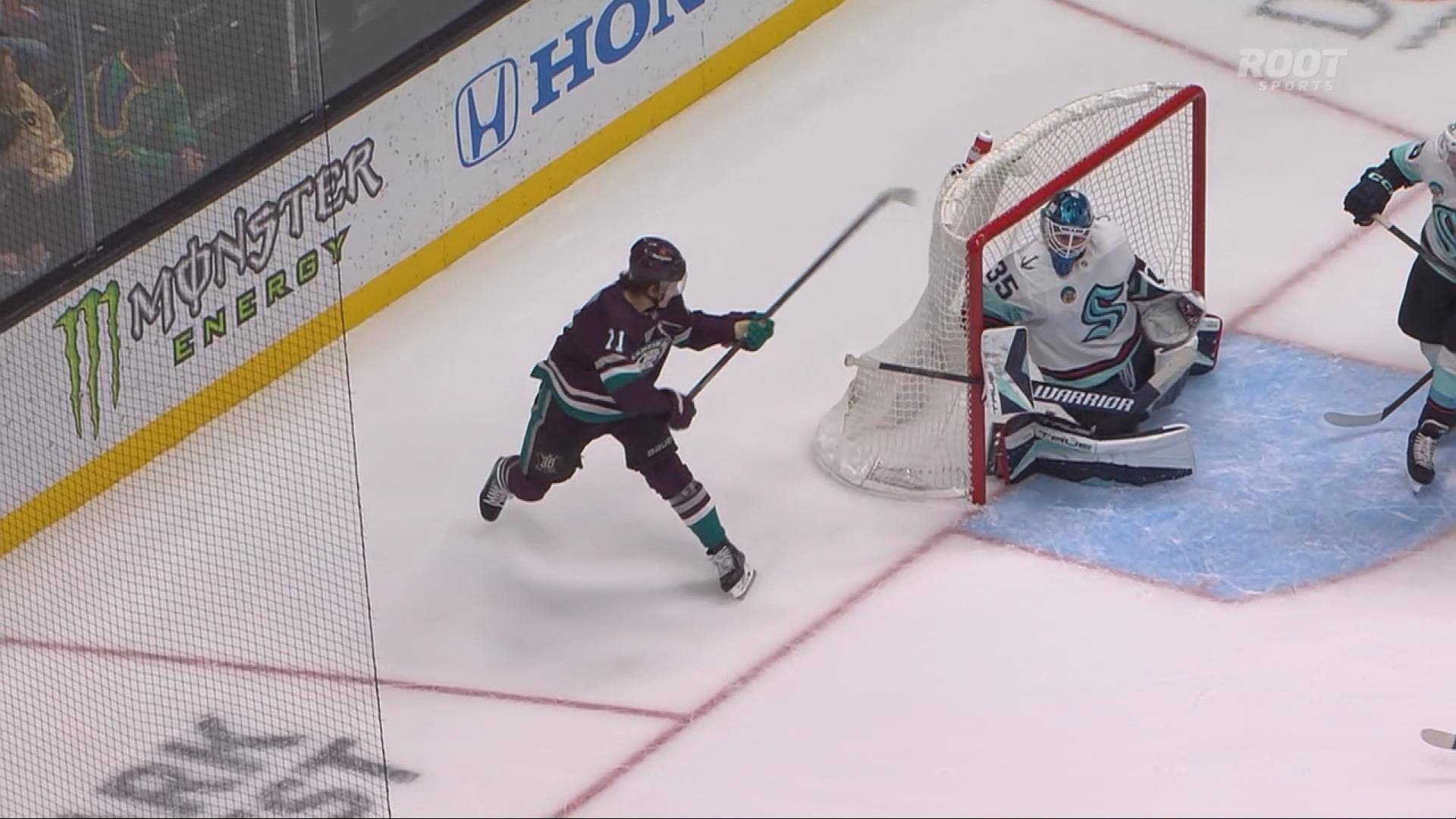 À VOIR : Zegras imite Bedard avec un «Michigan» dans la même soirée ...