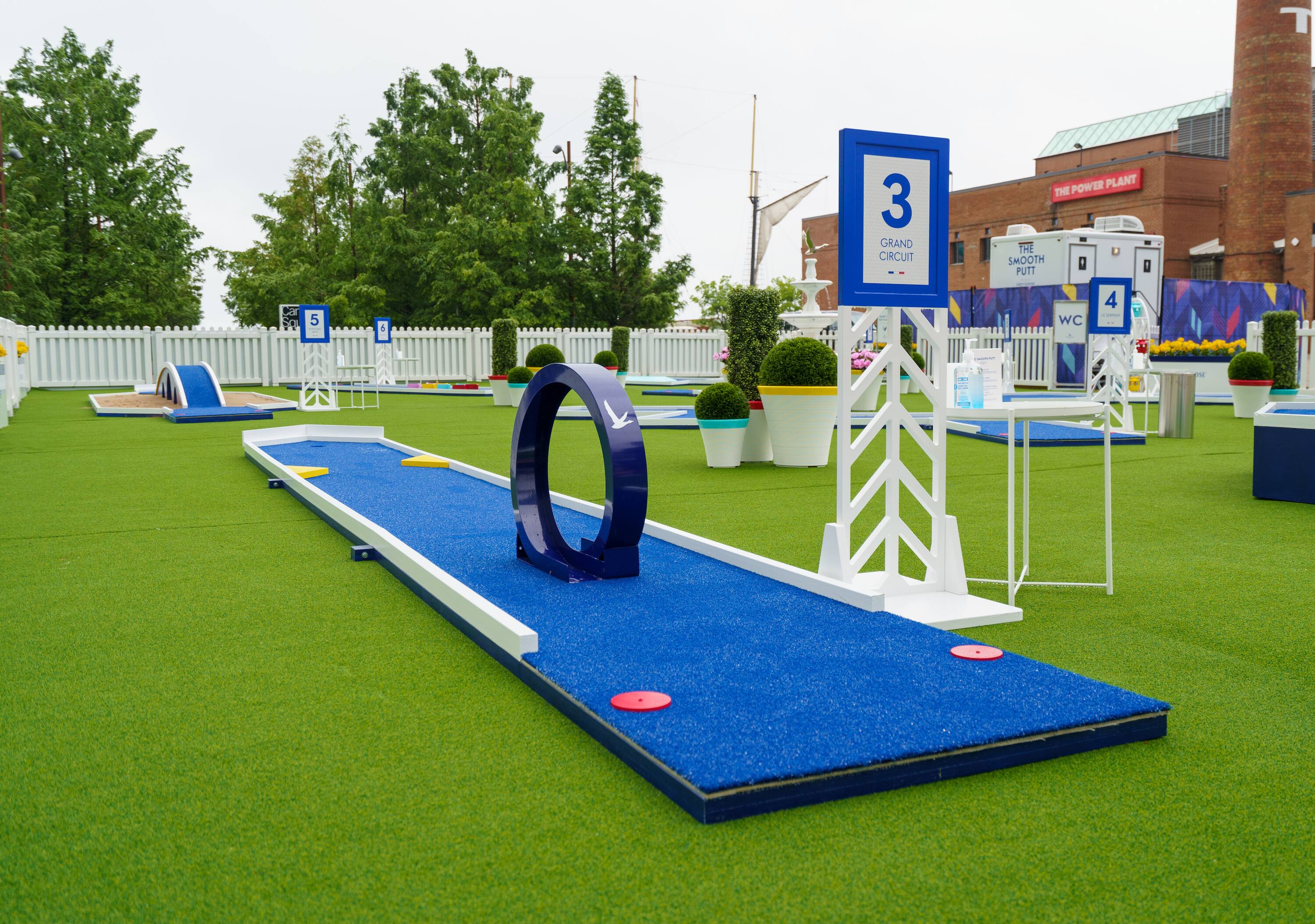 Un minigolf éphémère par GREY GOOSE VODKA s’installe au Vieux-Port de ...