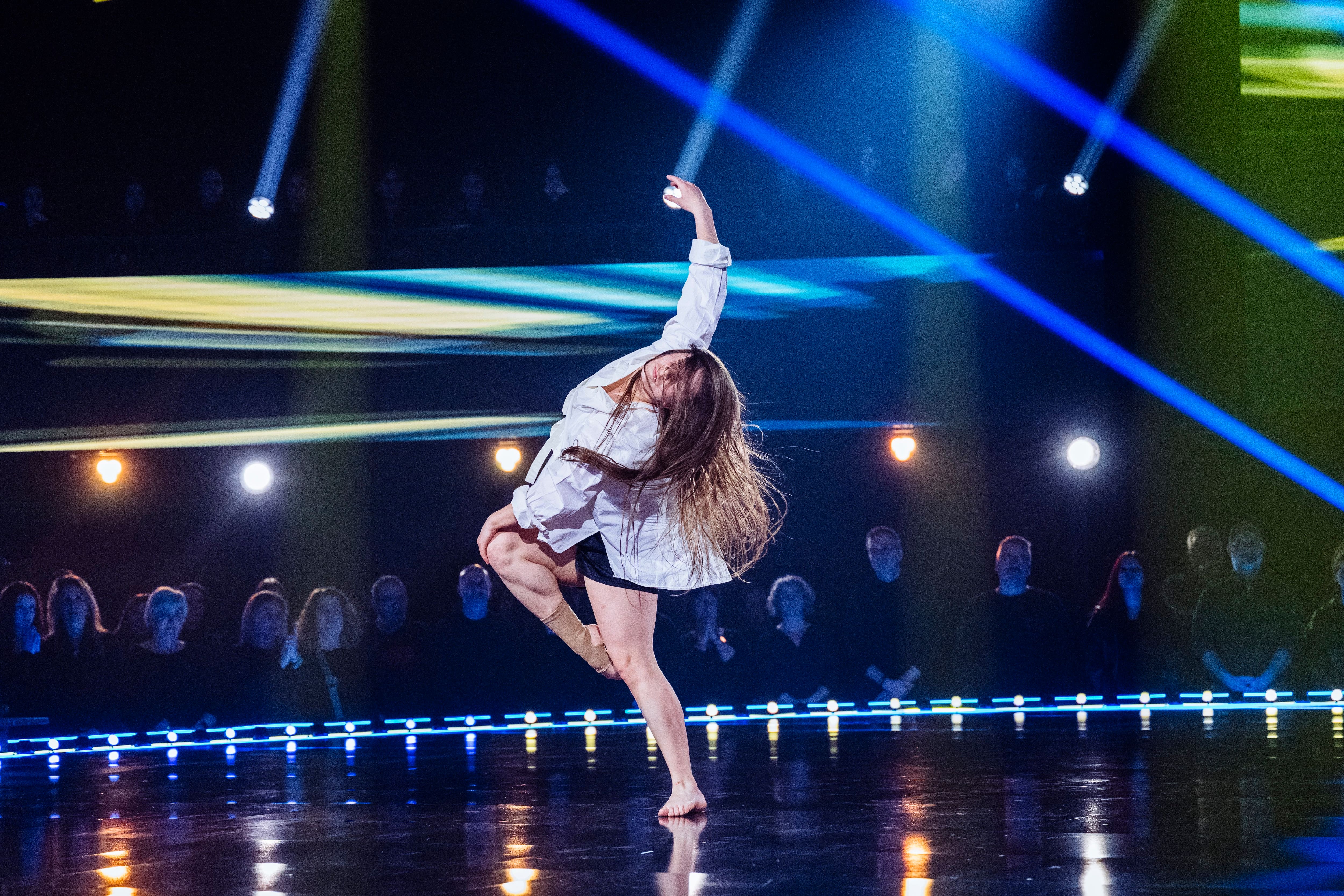 «Révolution»: un danseur se blesse en répétition, sa partenaire sauve ...