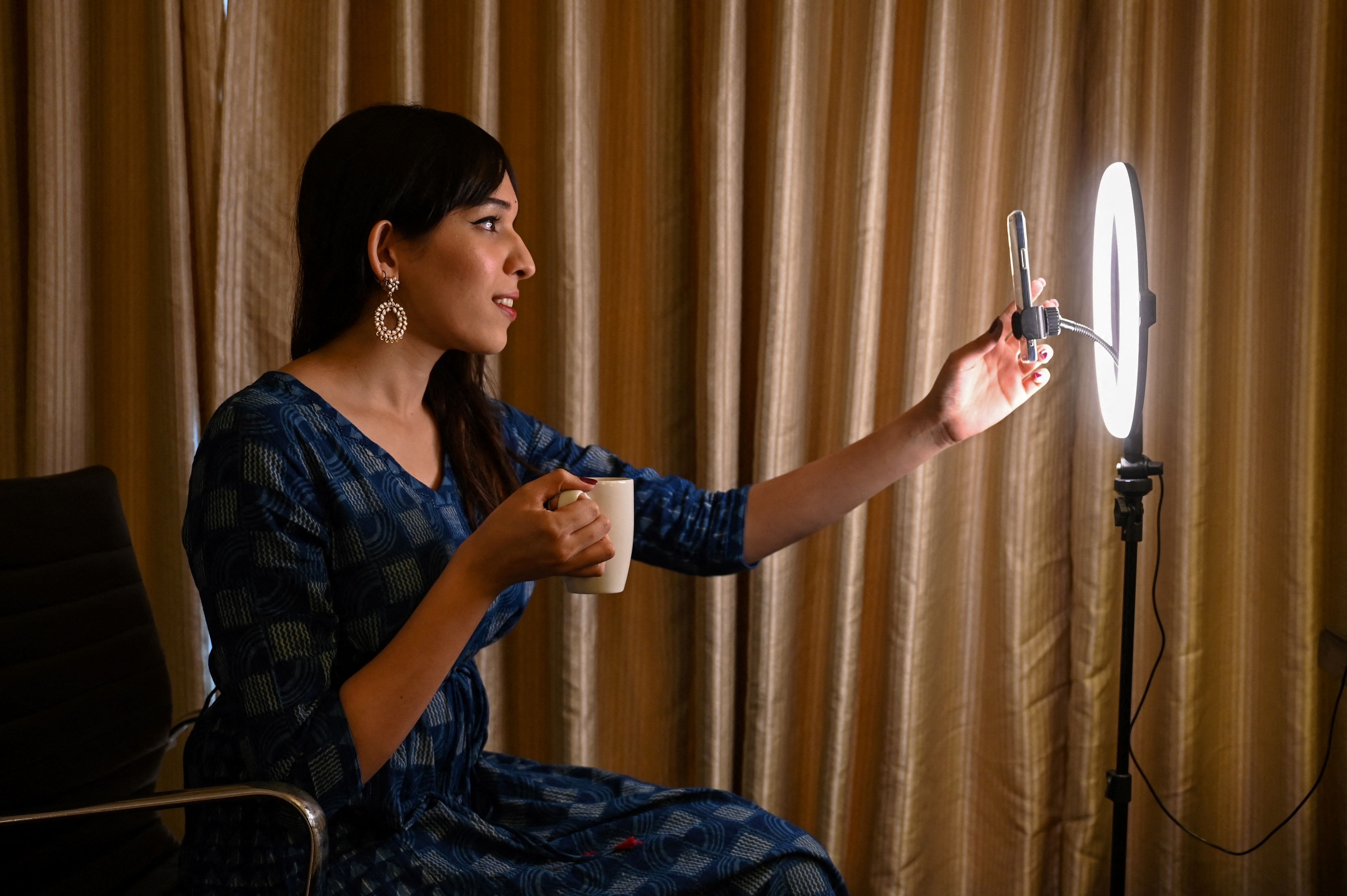 En Inde, une femme médecin, influenceuse et transgenre milite pour la ...