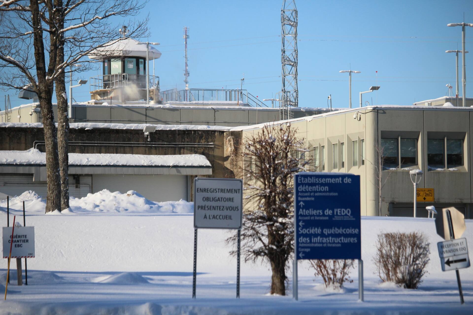Attaqué à la prison de Québec: un détenu de 24 ans repose dans un état ...