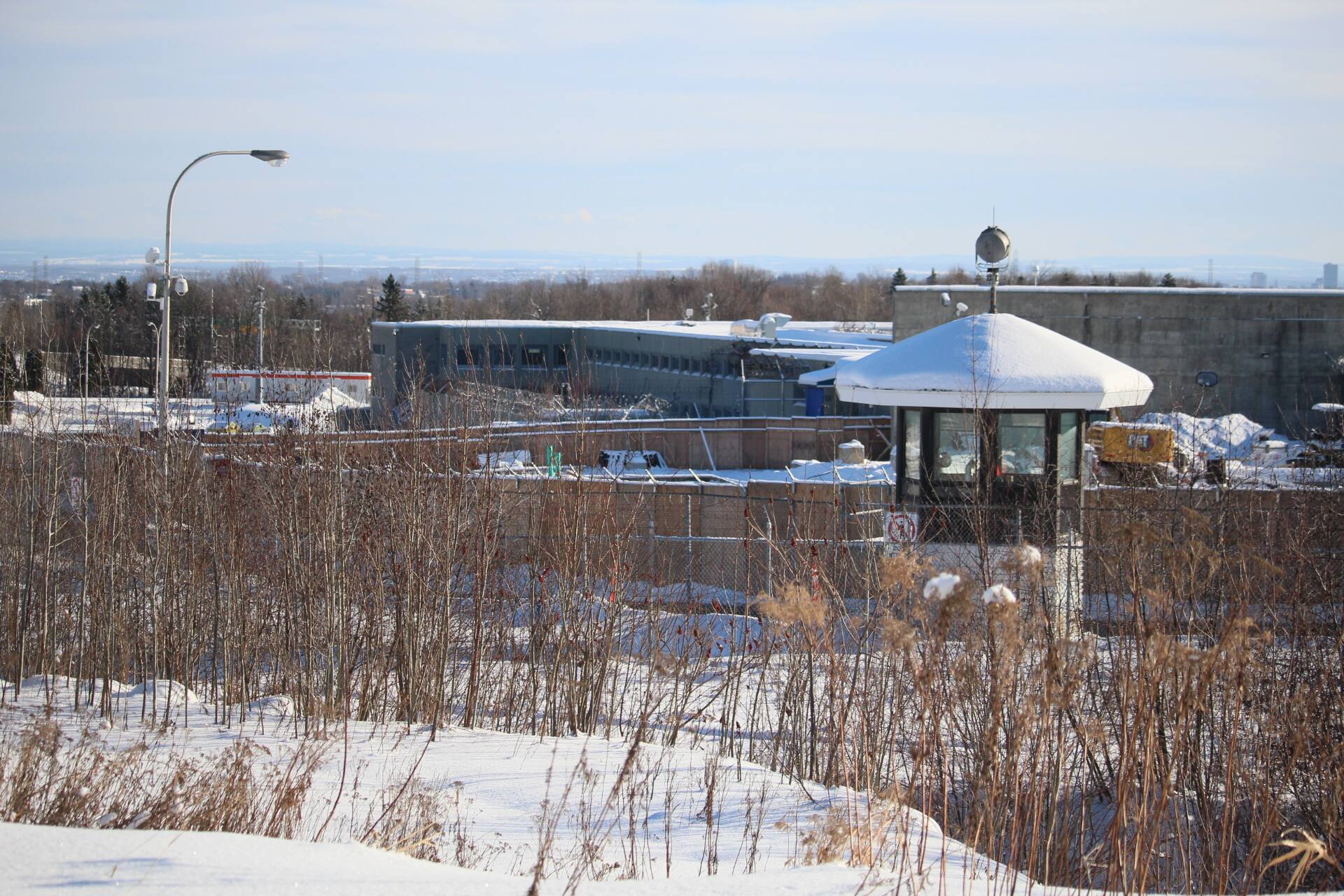 Attaqué à la prison de Québec: un détenu de 24 ans repose dans un état ...