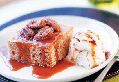 Gâteau épicé au sirop d'érable et aux pacanes | Coup de pouce