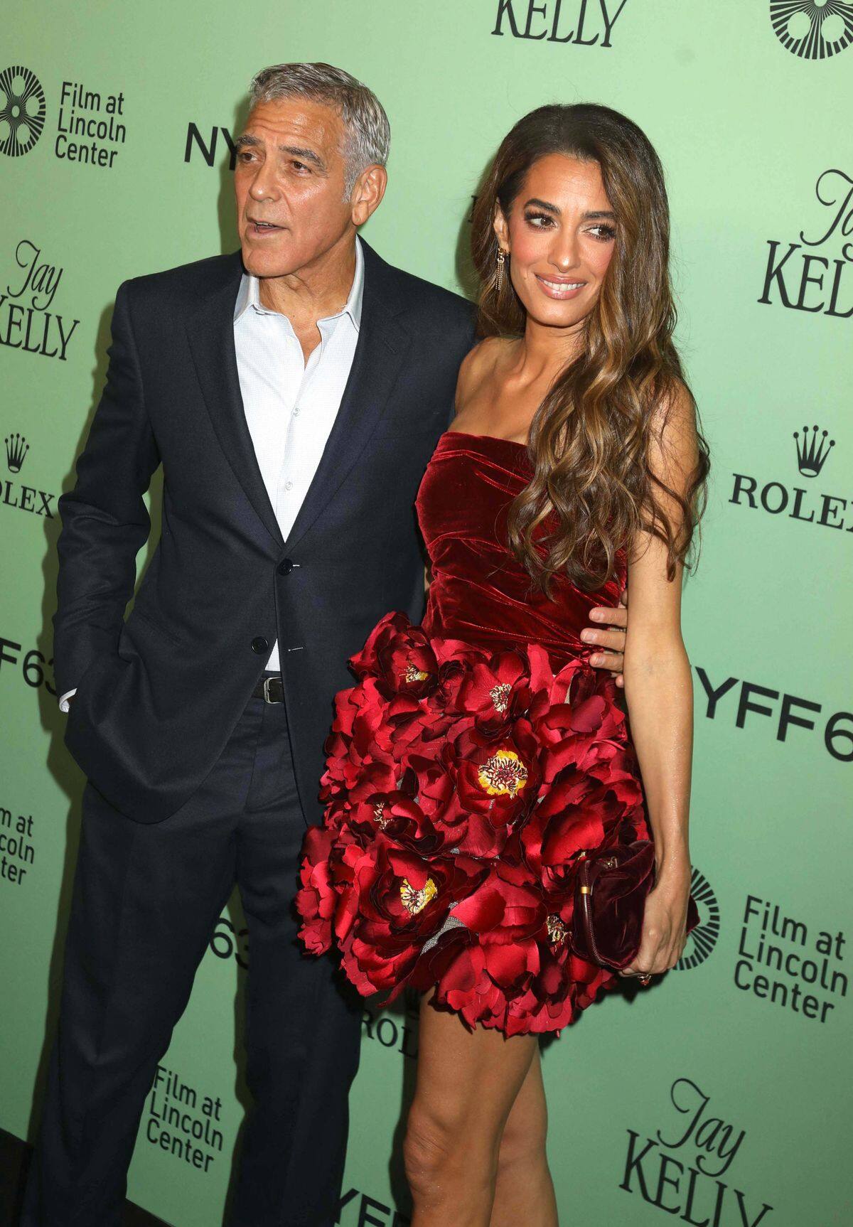 George Clooney et sa femme Amal sur le tapis rouge de «Jay Kelly» | TVA ...
