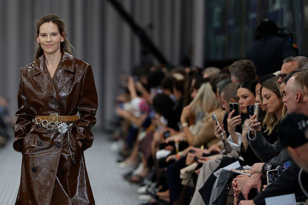 [IMAGES] Semaine de la mode de Paris: Charlotte Cardin de retour sur le ...