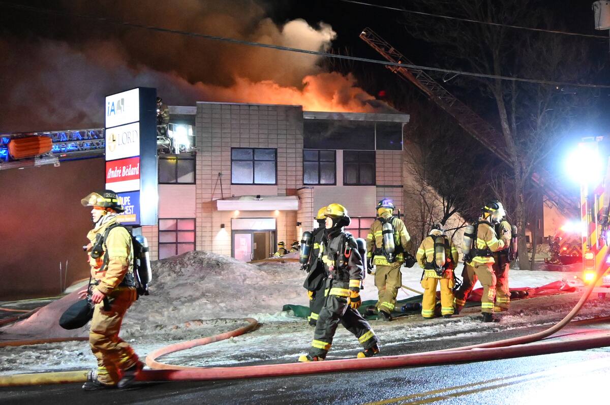 [IMAGES] Incendie à Lévis: un édifice à bureaux subit de lourds ...