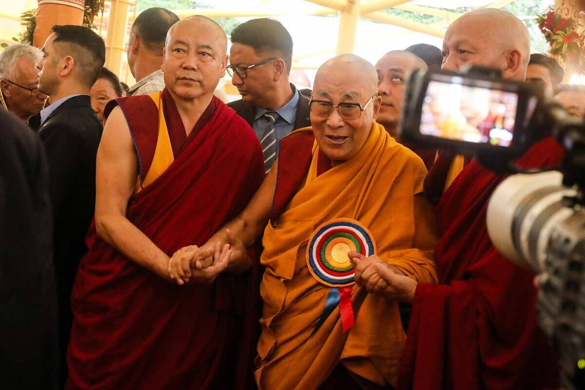 Le Dalaï-Lama fête ses 90 ans et laisse entendre qu'il aura un ...