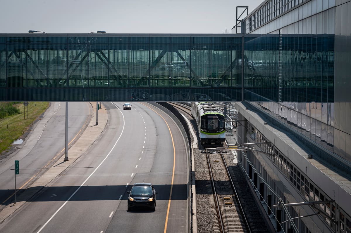 3 façons de profiter du REM quand on habite ou qu'on visite Montréal ...