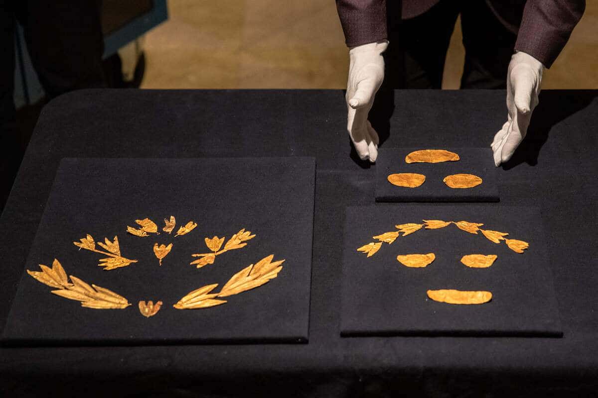 Il s’offre un cadeau de Noël en dérobant des objets en or dans un musée ...
