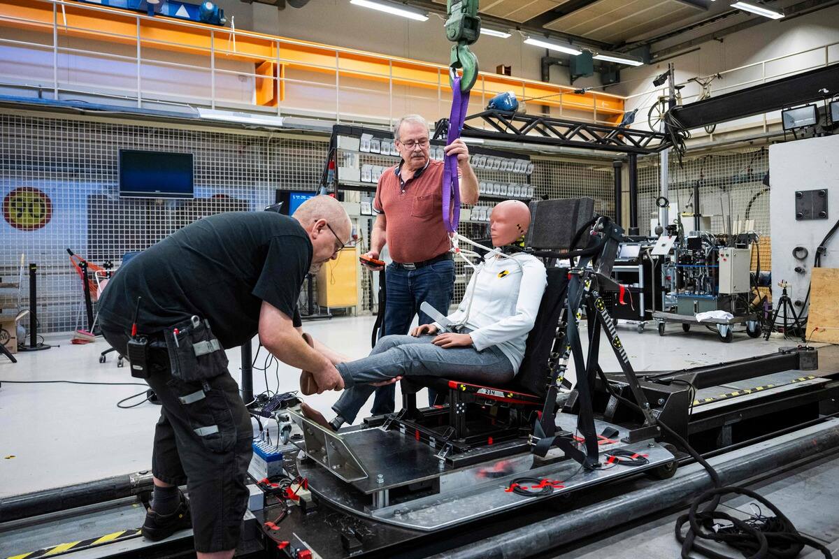 Un «crash test» féminin pour mieux protéger les femmes au volant en ...