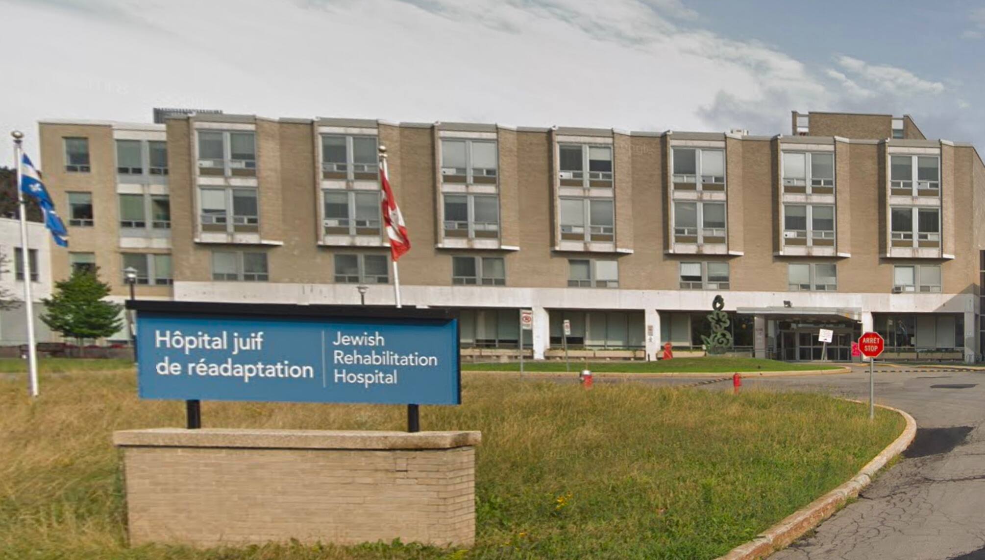 Un employé de l’Hôpital juif de réadaptation de Laval est porteur de la ...