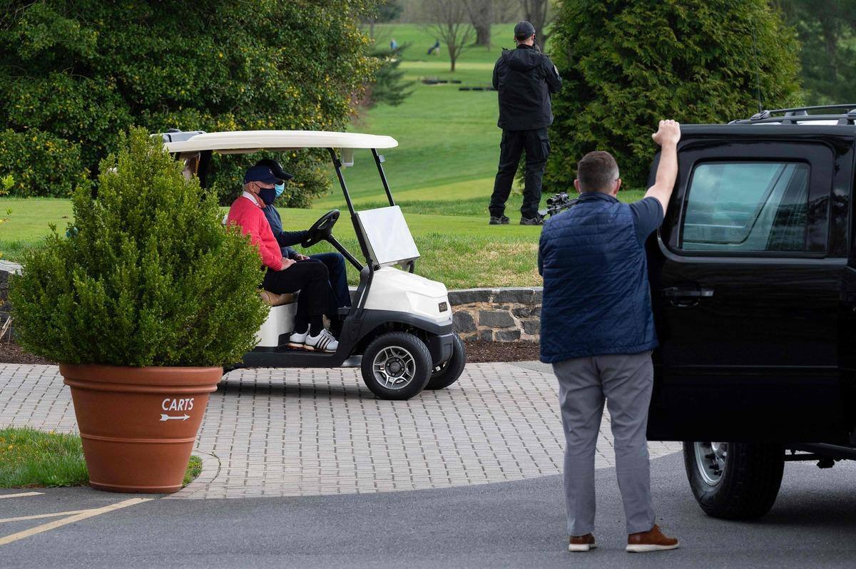 Joe Biden joue au golf pour la première fois de sa présidence | TVA ...