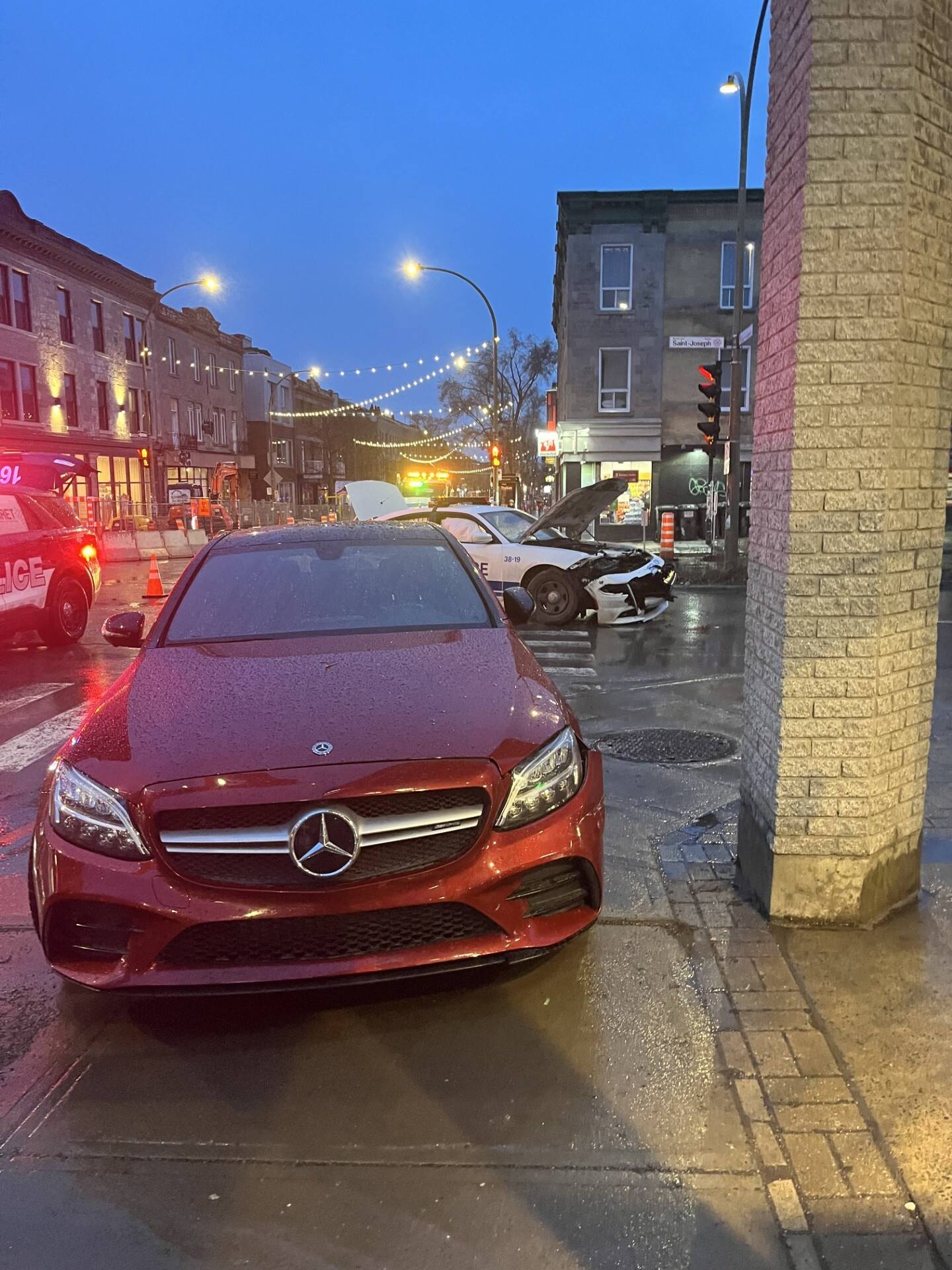 Deux policiers transportés à l’hôpital à la suite d’une collision à ...