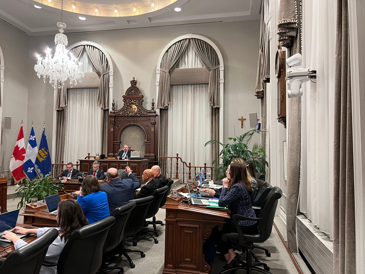 Retrait du crucifix à l’hôtel de ville: l'opposition se rallie à la décision | JDQ