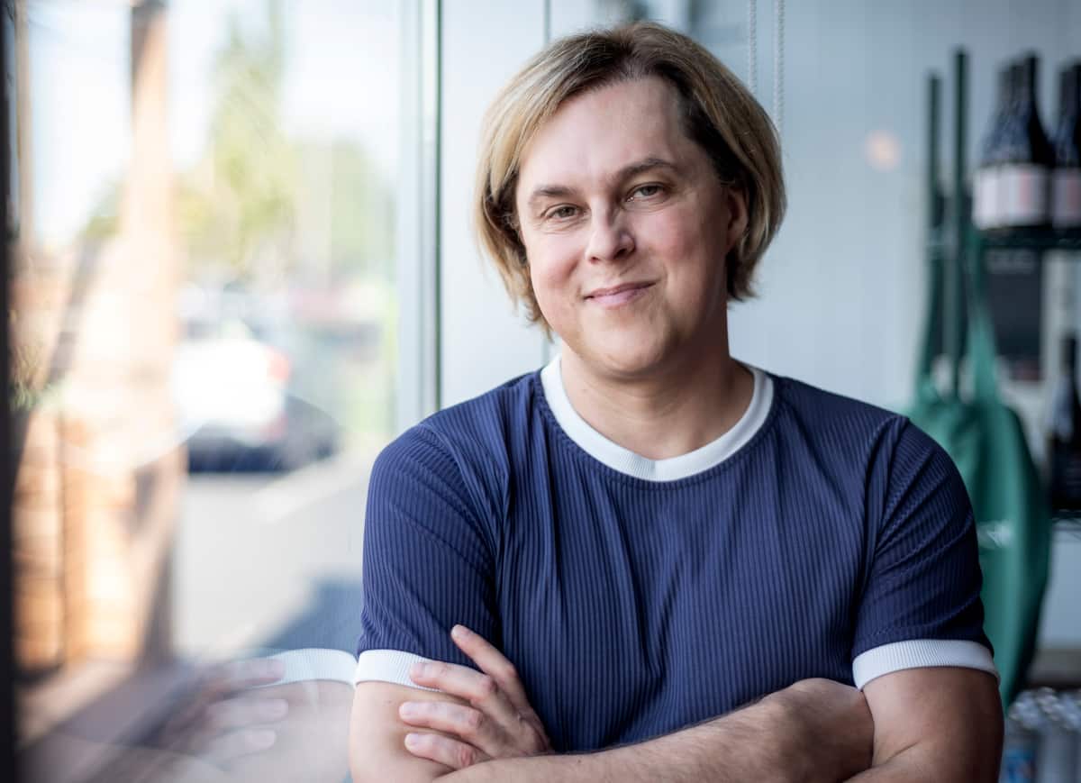 Alex Perron lâche son fou avec un rôle dans «La cage aux folles»: «Je ...