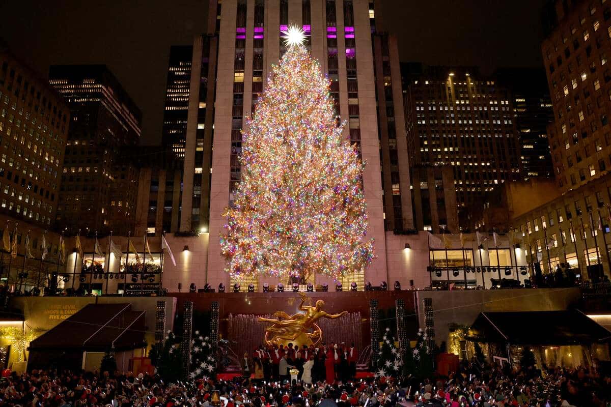 EN IMAGES | Le sapin du Rockefeller Center brille de mille feux | TVA ...