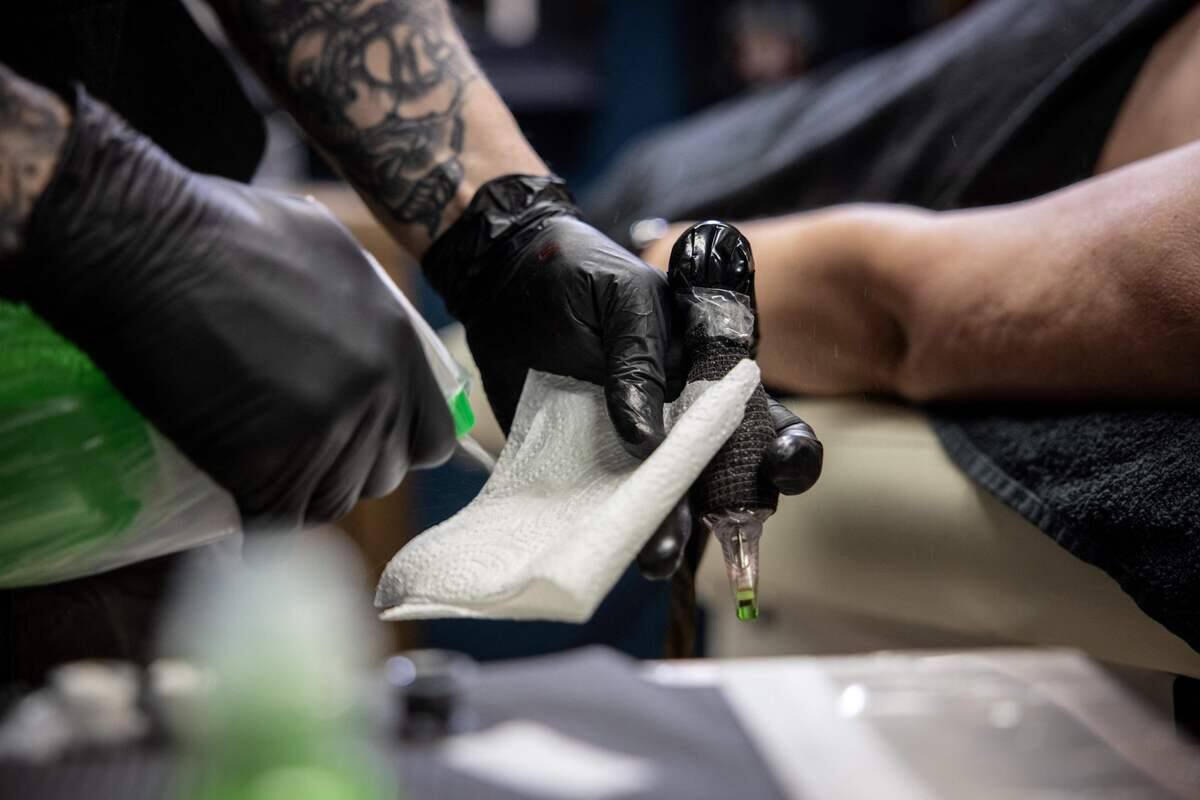 Elle vit avec un visage presque entièrement tatoué depuis plus de 10 ...