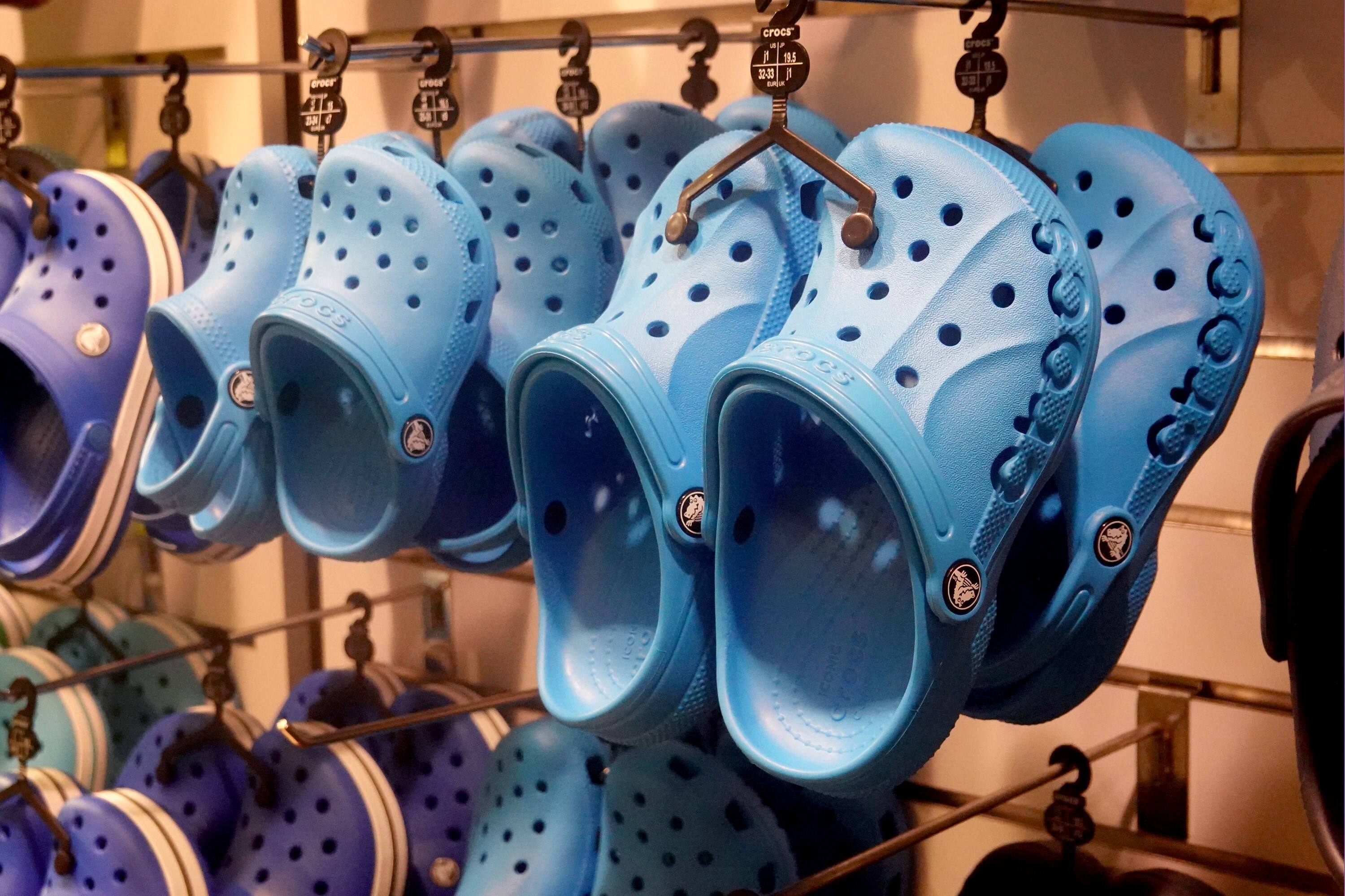 Crocs poursuit un compétiteur pour avoir volé ses secrets commerciaux | JDM