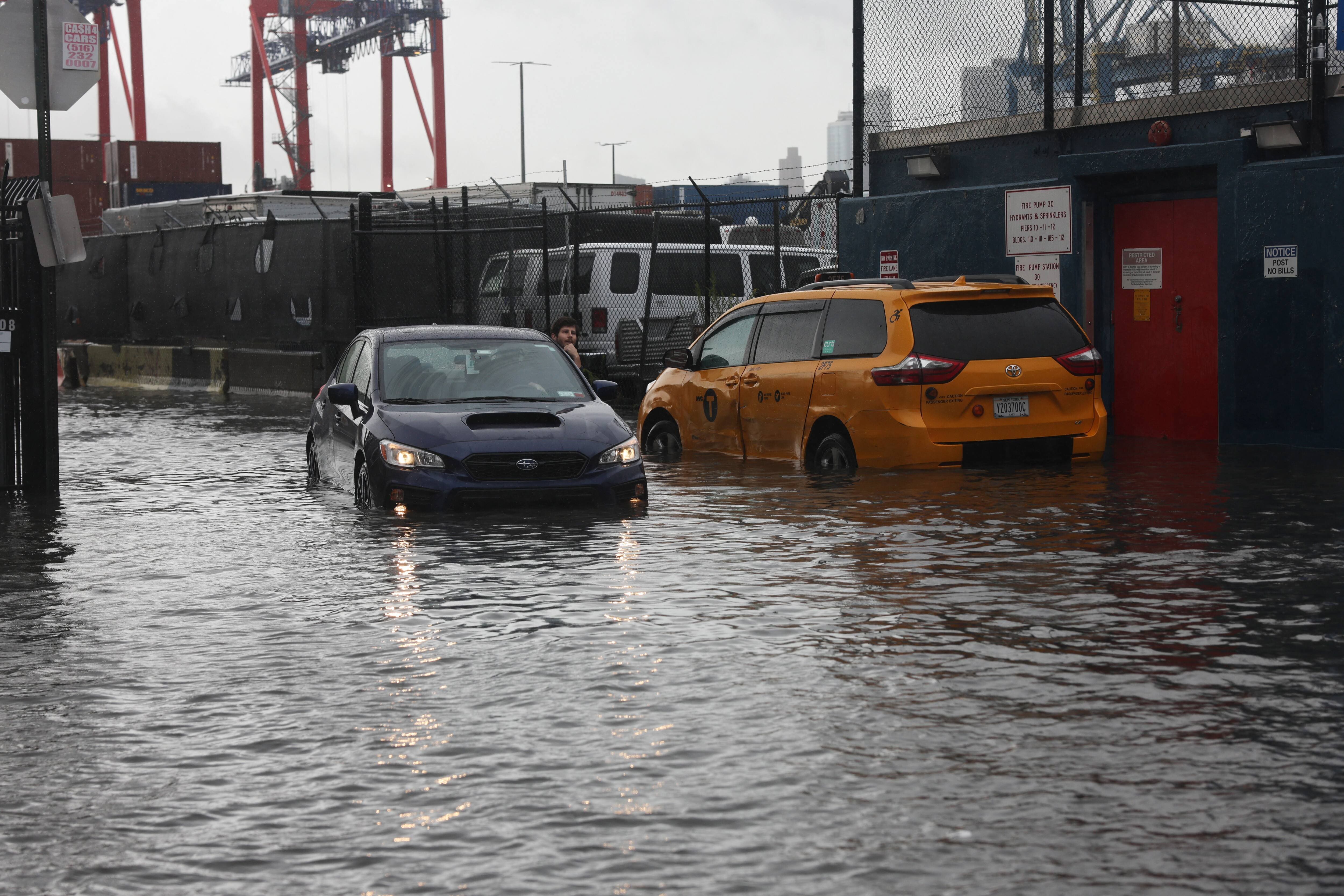 Les images les plus impressionnantes des inondations à New York | 24 heures