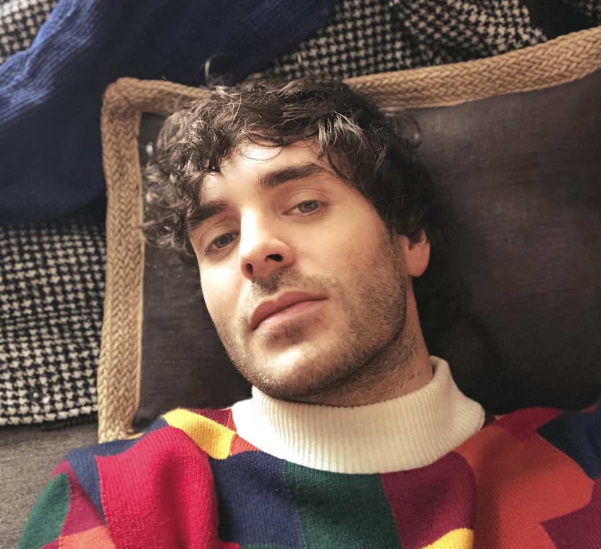 Alex Nevsky dévoile son nouveau look dans une adorable photo prise par ...