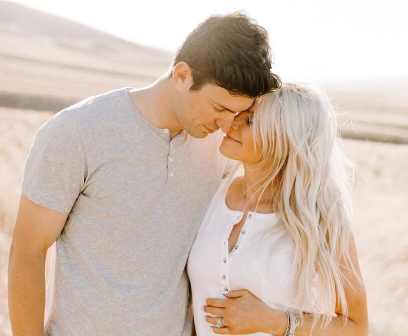 Angela Price dévoile une superbe photo de grossesse et annonce qu'elle ...