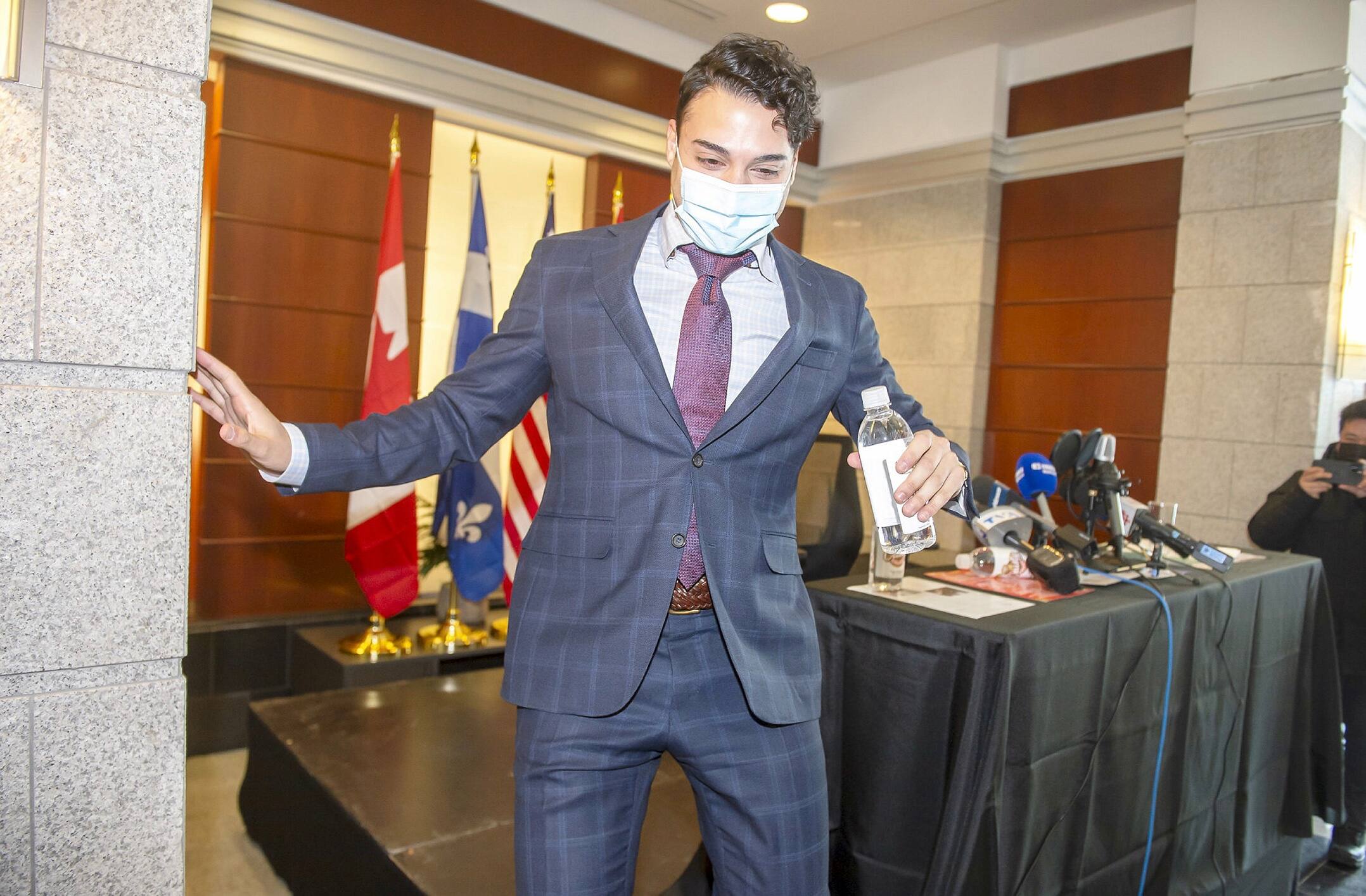 [EN IMAGES] Party dans un avion: James William Awad va poursuivre ...