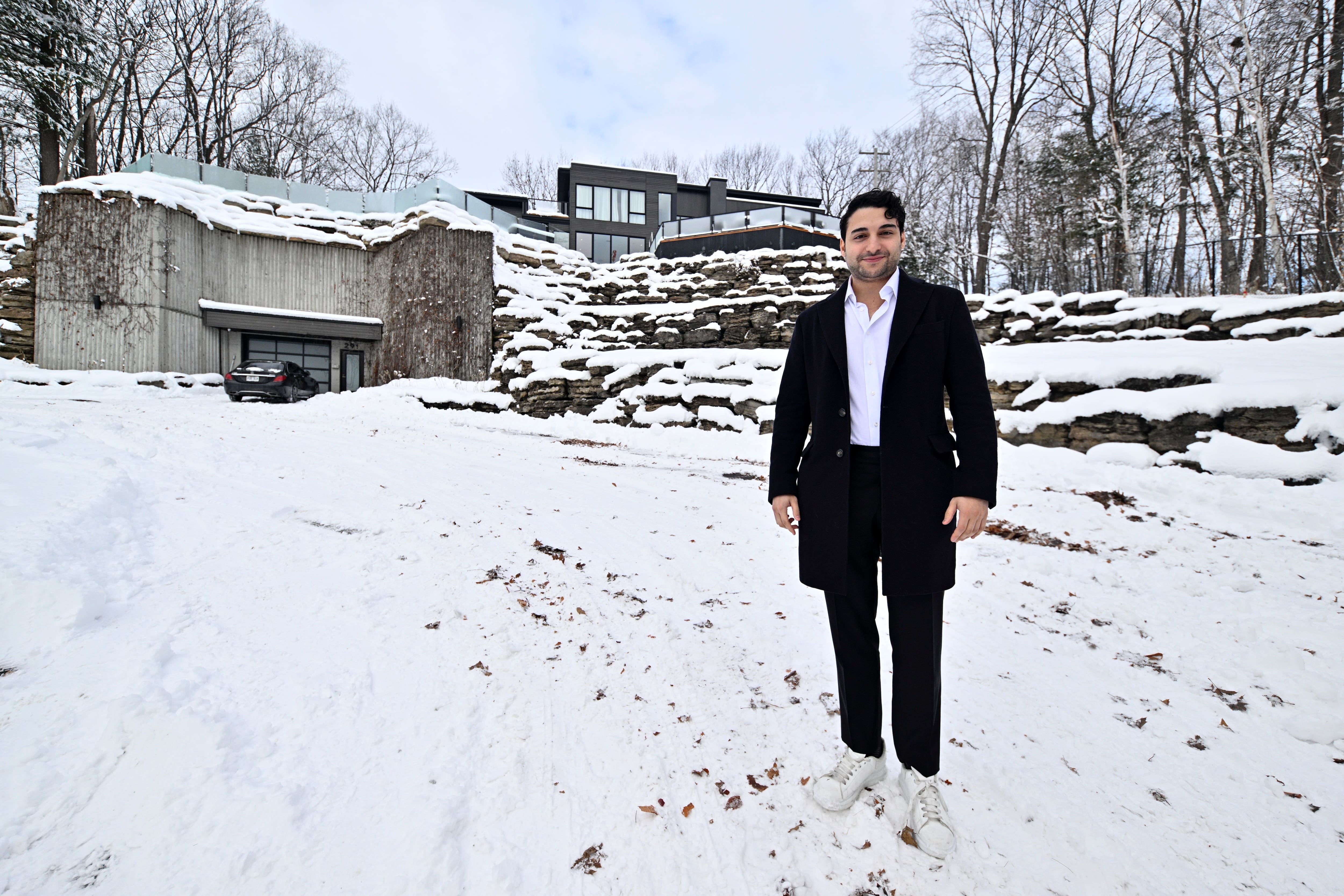 Un an plus tard, James Awad ne referait pas son party dans un vol de ...