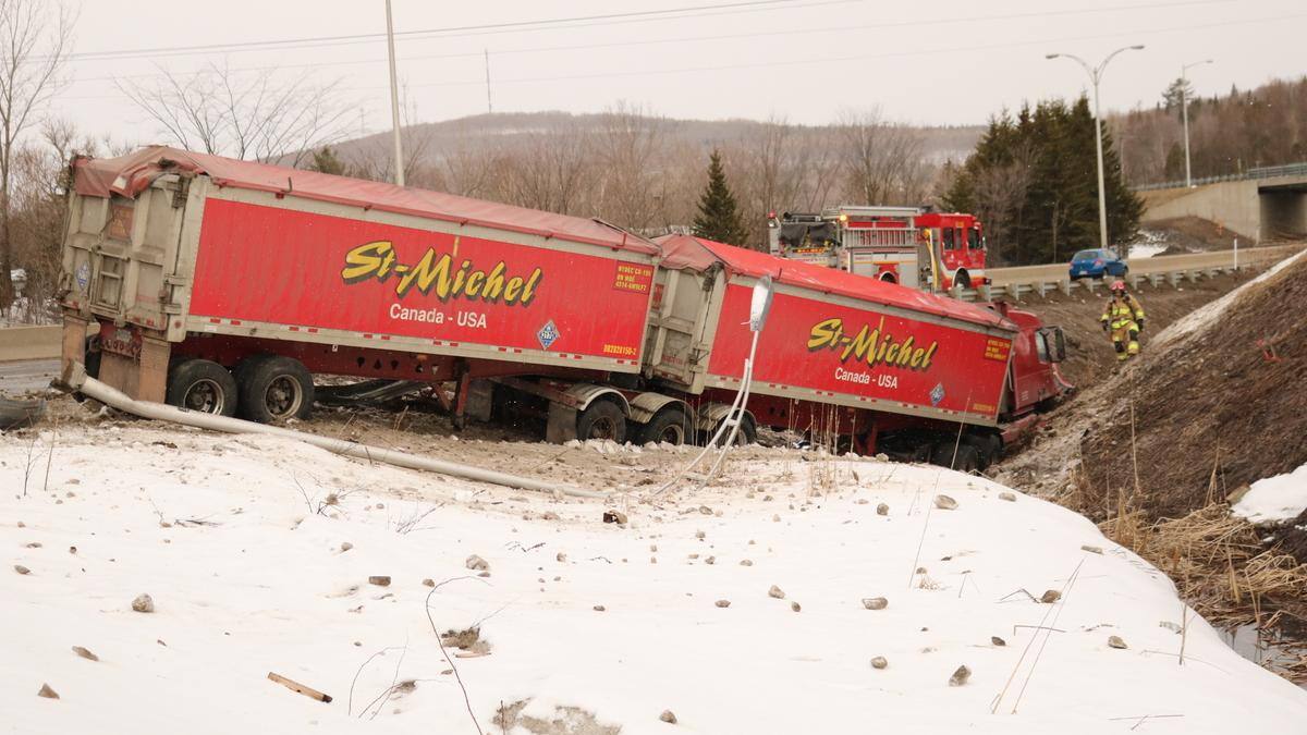 [PHOTOS] Un train routier fait une spectaculaire embardée à Québec | JDQ