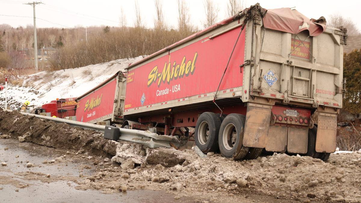 [PHOTOS] Un train routier fait une spectaculaire embardée à Québec | JDM