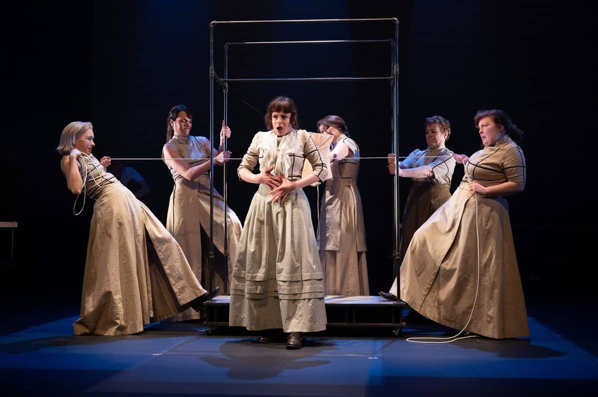 Un portrait d'une autre époque: «34B» raconte l’histoire des femmes qui ...