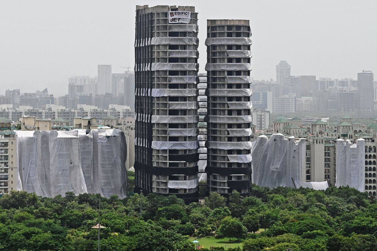 [EN IMAGES] Two huge 30-storey buildings collapse in India