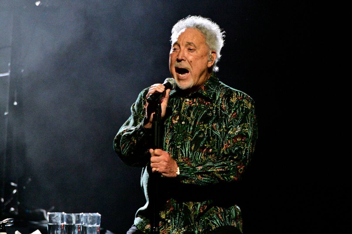 Applaudissements et cris: Sir Tom Jones accueilli en roi au Théâtre St ...