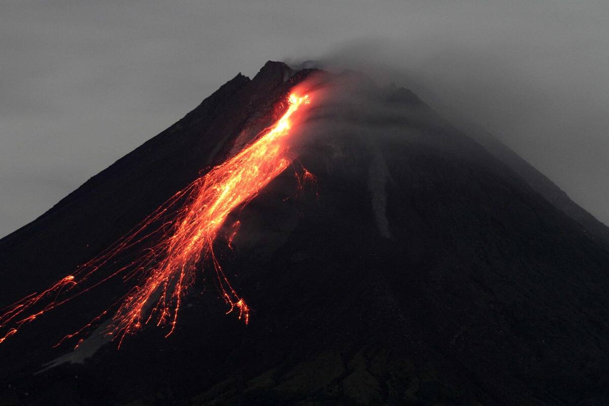 Nouvelle éruption spectaculaire du volcan Merapi en Indonésie | TVA ...