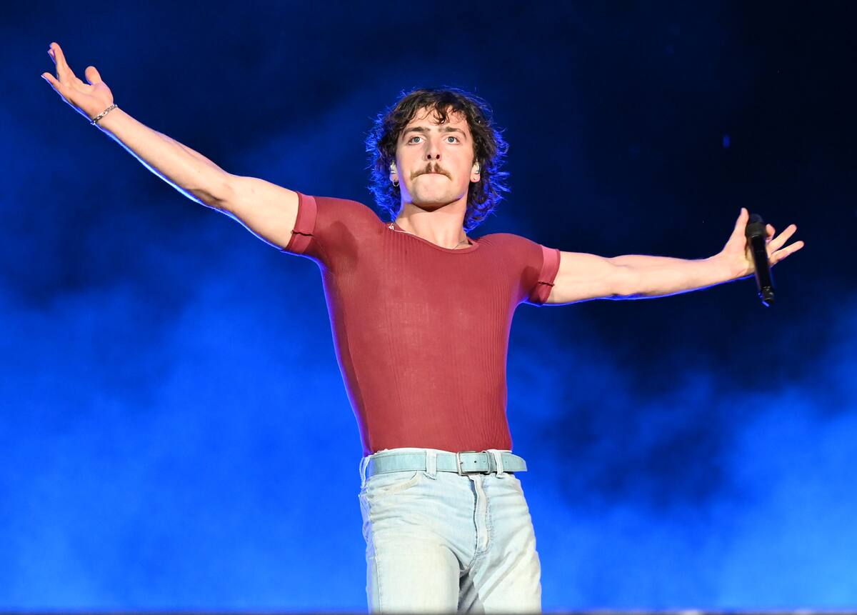 Benson Boone au Festival d’été: pop acrobatique pour foule survoltée | JDQ