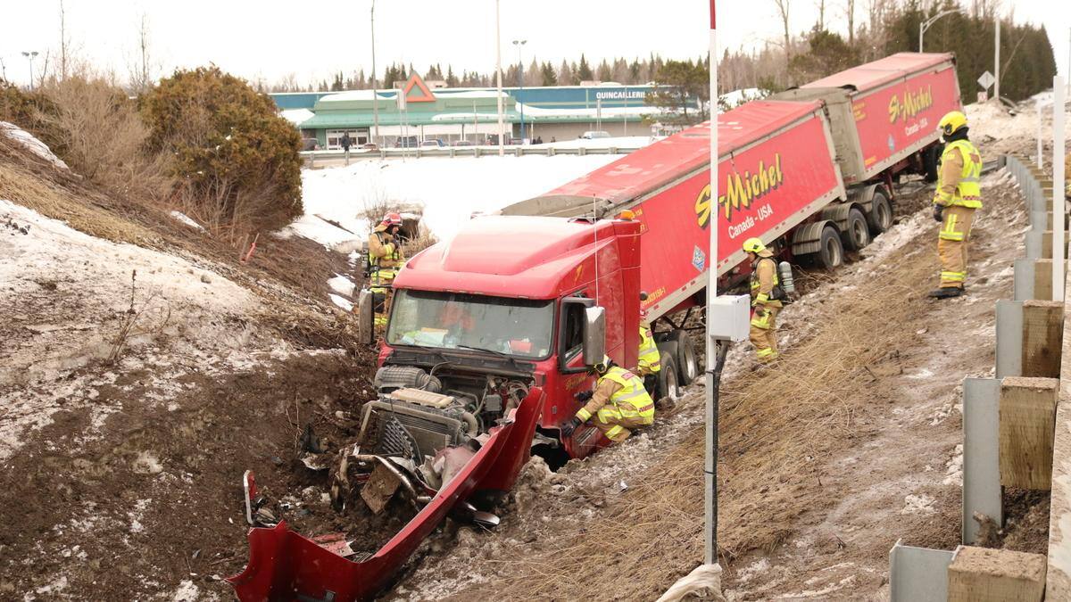 [PHOTOS] Un train routier fait une spectaculaire embardée à Québec | JDQ