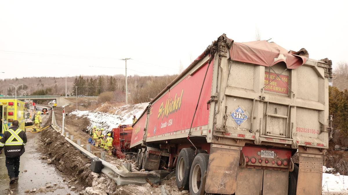 [PHOTOS] Un train routier fait une spectaculaire embardée à Québec | JDM