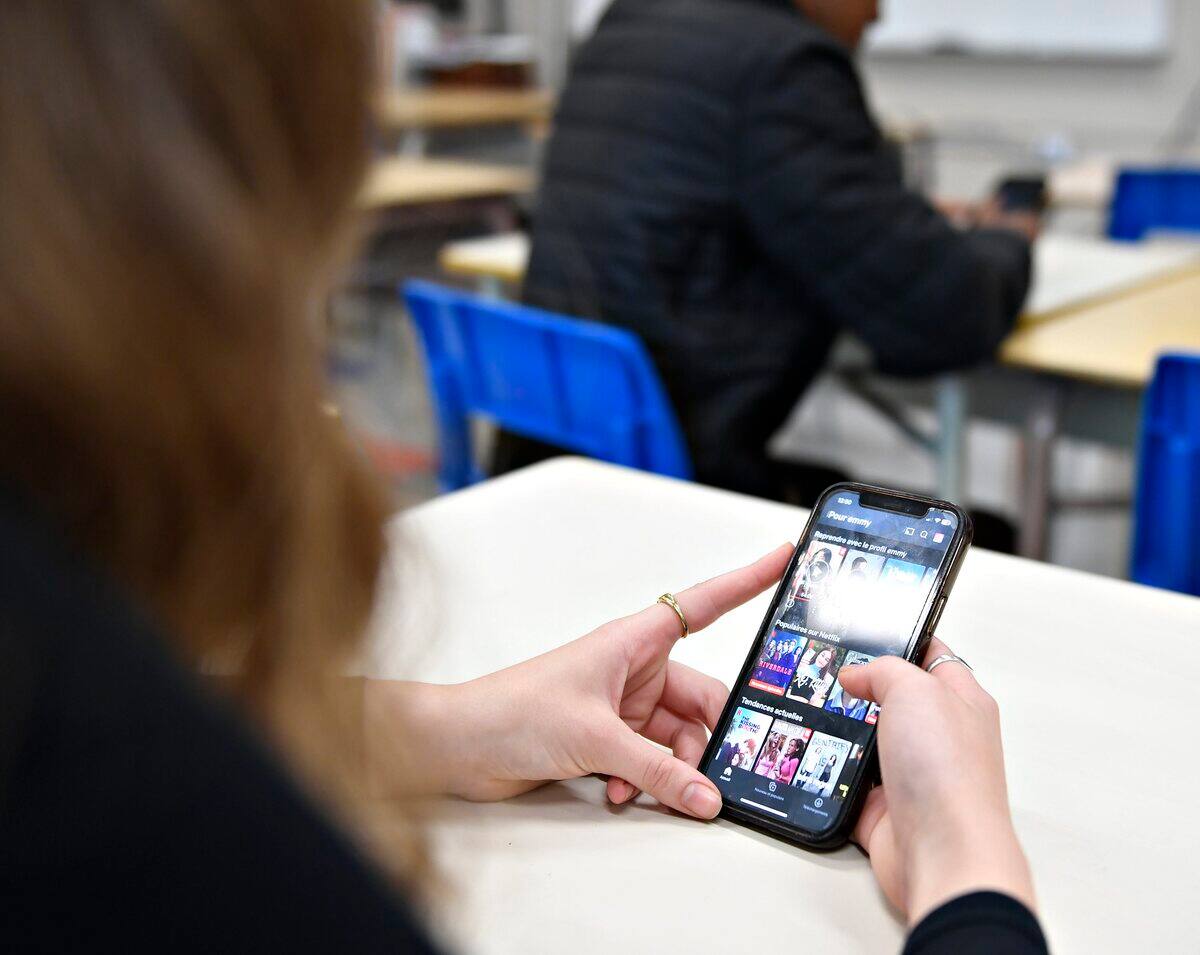 Cellulaire interdit en classe: parents et enseignants s’en réjouissent ...