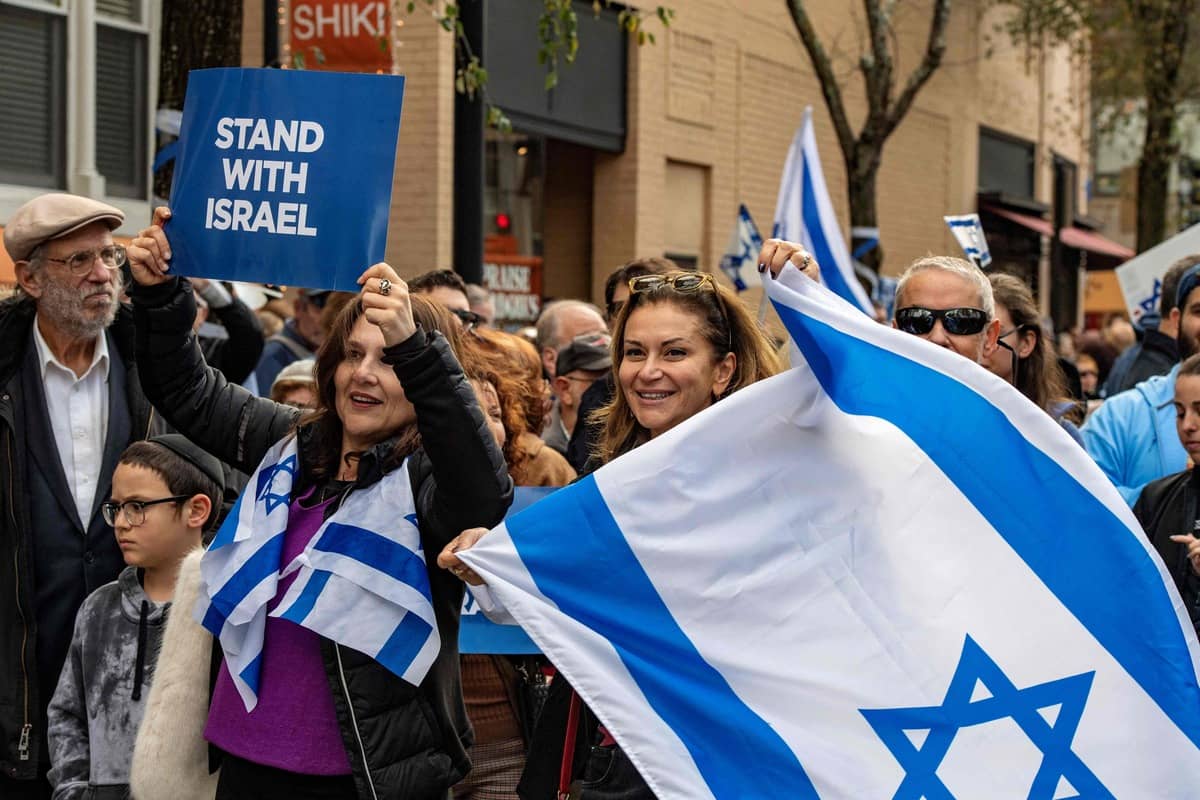 Un étudiant agresse un collègue juif et crache sur le drapeau israélien ...