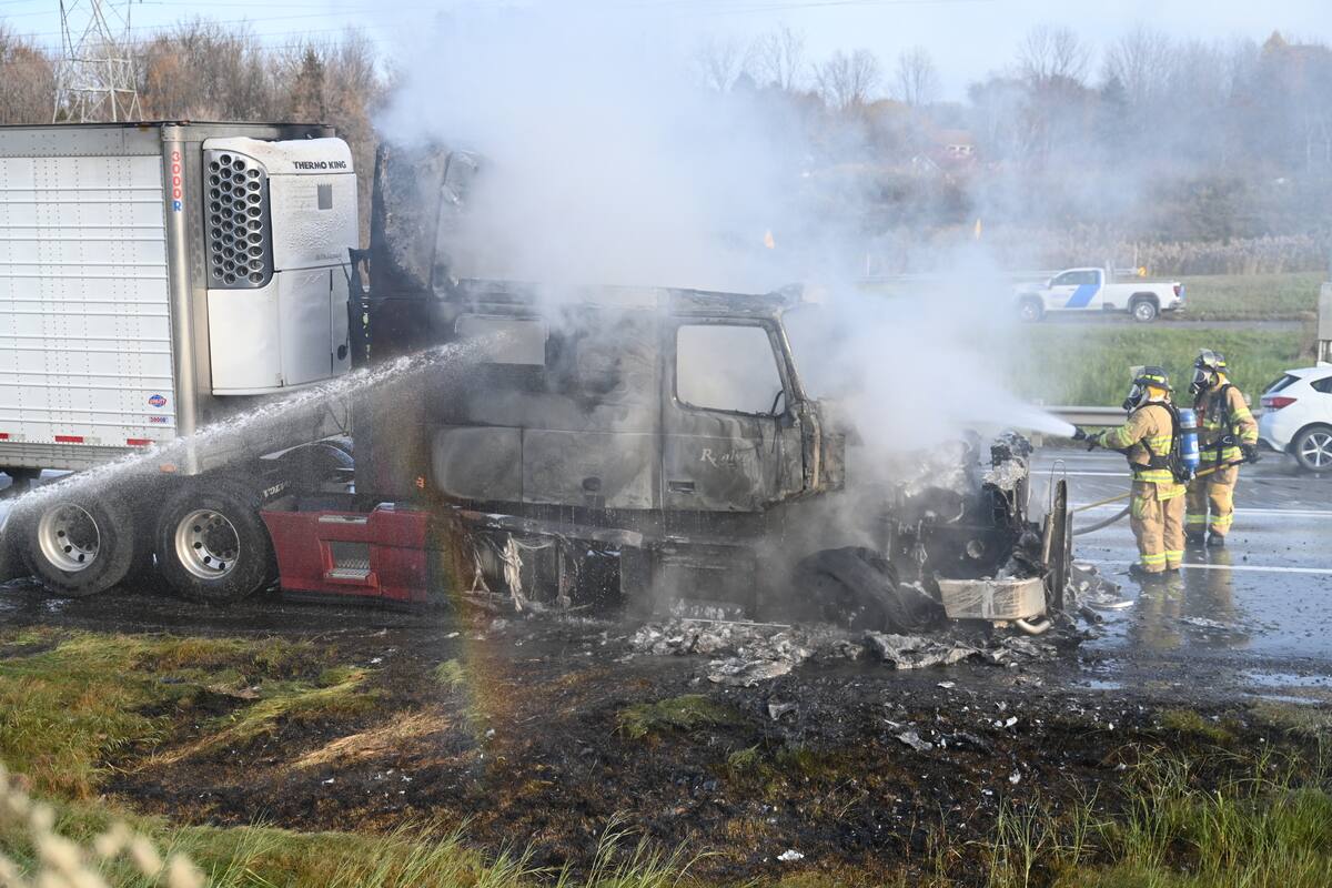 [EN IMAGES] Un camion prend feu sur l’autoroute 20 près de Lévis | JDQ