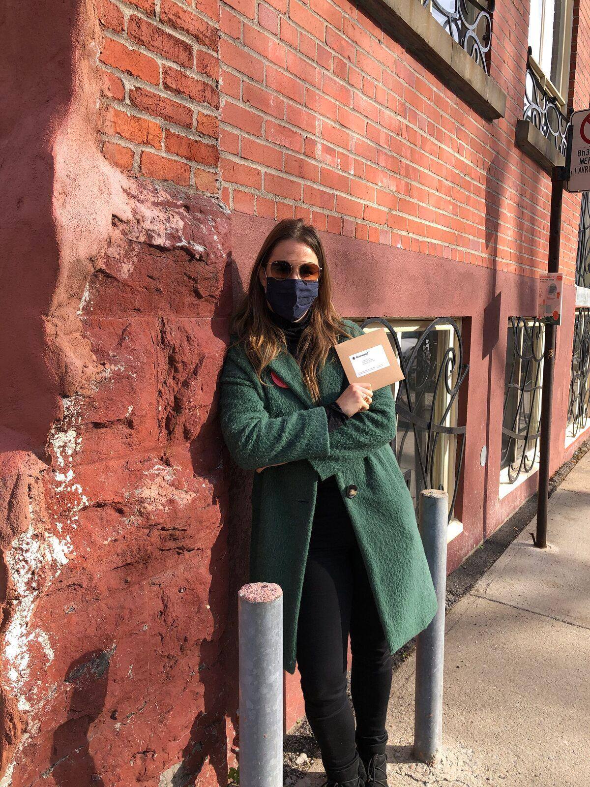 La chanteuse Beyries livre son album à domicile en personne | JDQ