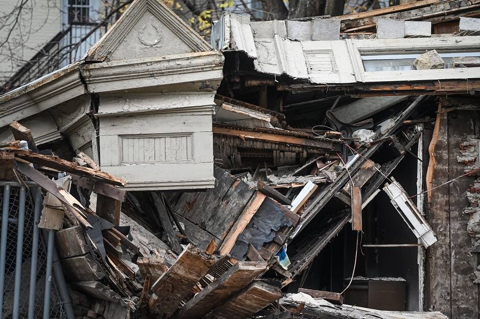EN PHOTOS | Un bâtiment s’effondre en plein centre-ville et personne n ...