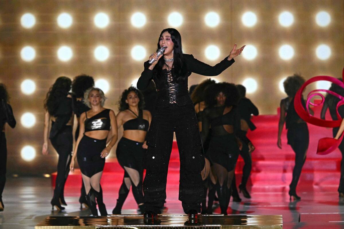 À 78 ans, Cher fait danser les Anges de Victoria’s Secret pour le grand ...