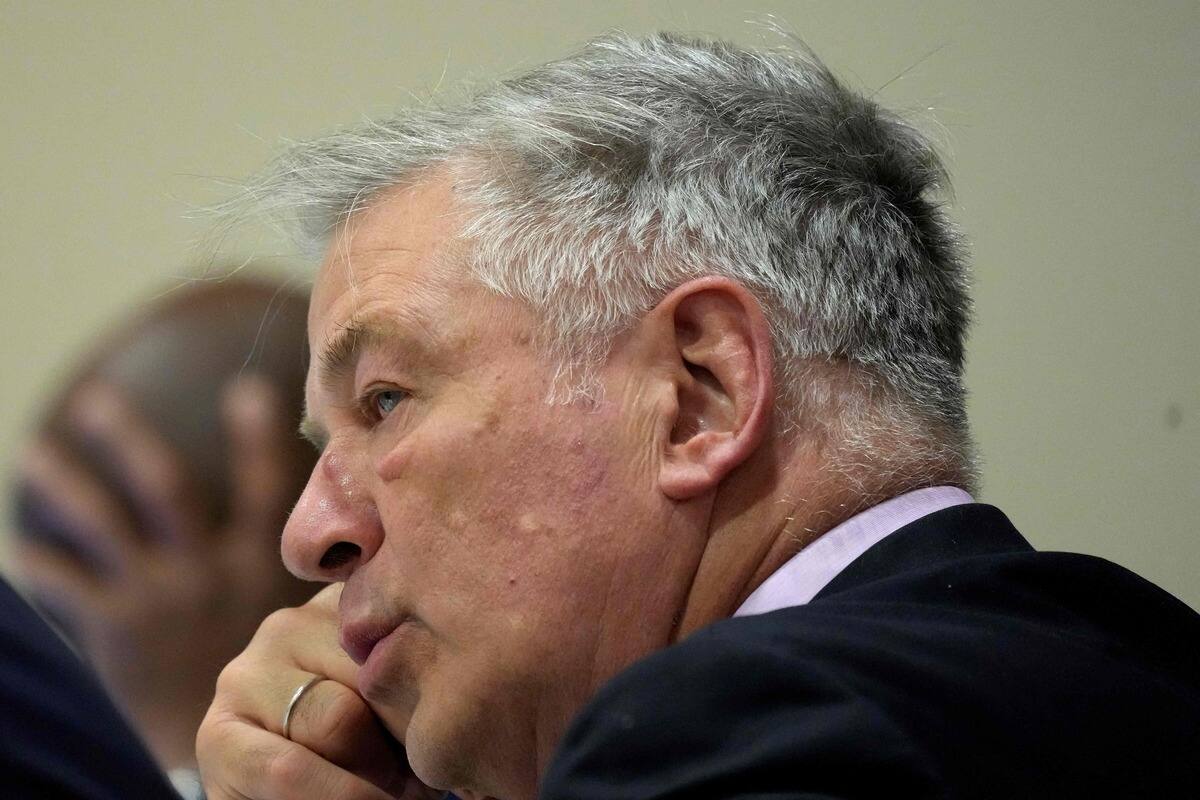 Alec Baldwin accusé d’avoir violé les règles de sécurité, la défense ...
