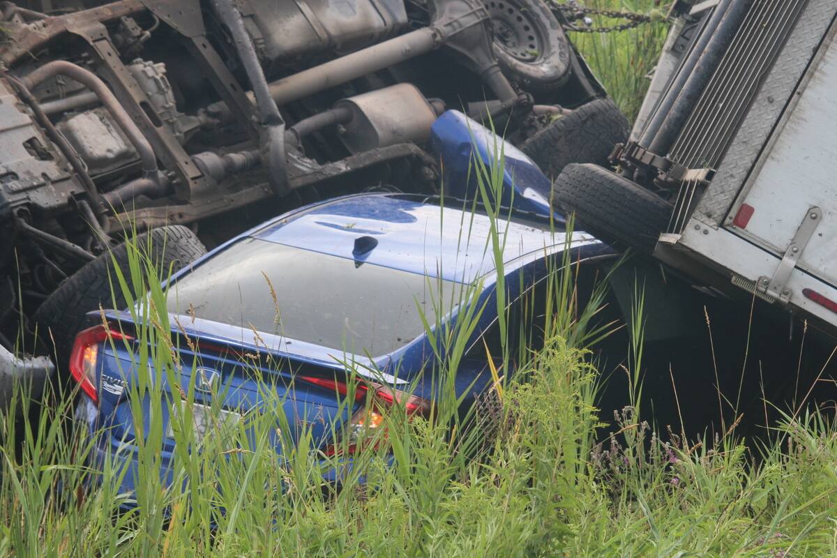 [PHOTOS] Accident spectaculaire: collision entre une camionnette et une ...