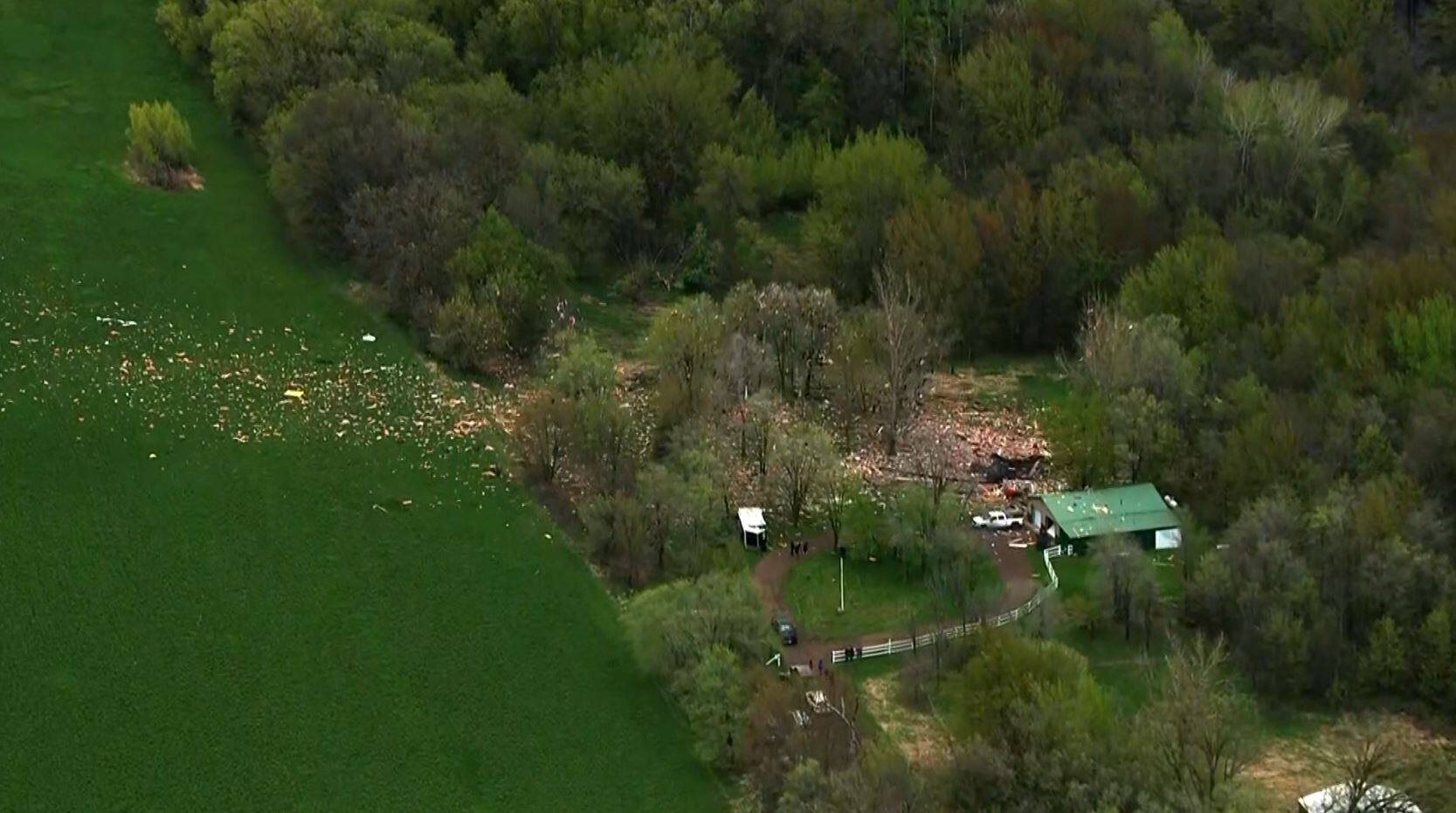 EN VIDÉO | Une maison explose en 1000 morceaux; un couple et son chien ...