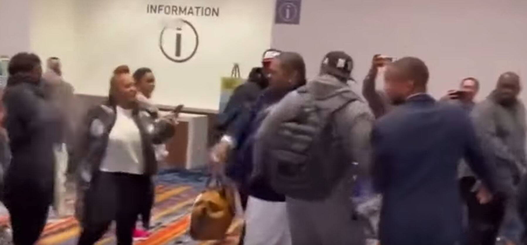 Busta Rhymes fâché de se faire toucher les fesses lance son verre sur ...